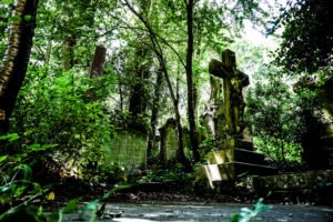 Haunted Highgate Cemetery: Vampires and Ghosts in London