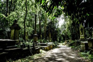 Haunted Highgate Cemetery: Vampires and Ghosts in London