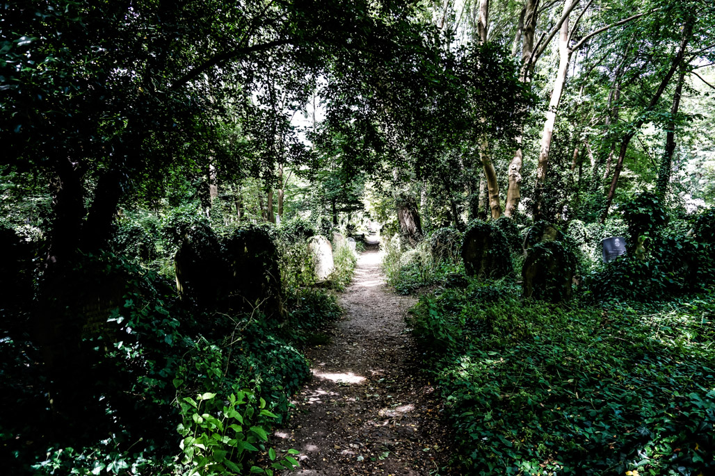 Haunted Highgate Cemetery: Vampires and Ghosts in London