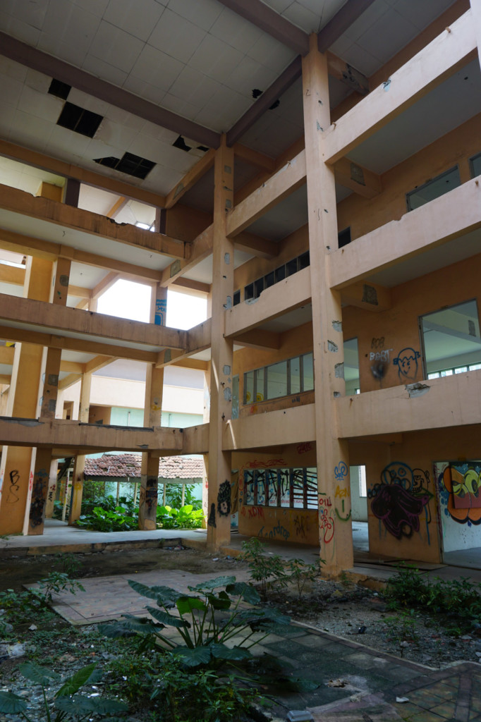 Haunted and Abandoned School: Danau Perdana - Amy's Crypt