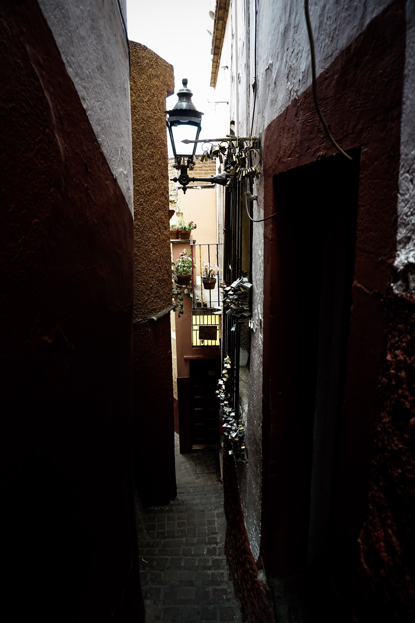Alley of the Kiss Ghosts in Guanajuato, Mexico - Amy's Crypt