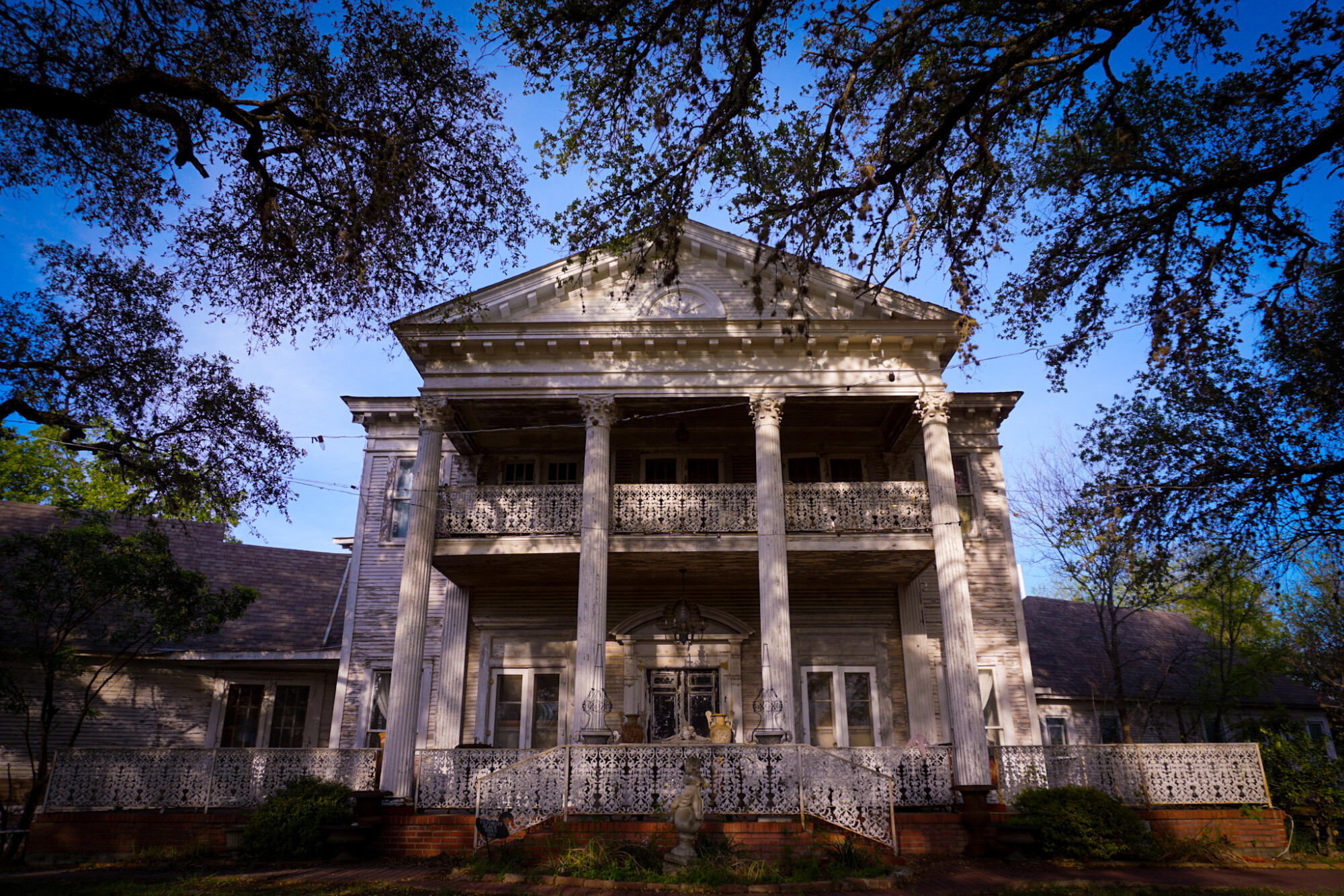 Hauntings of Victoria's Black Swan Inn - Amy's Crypt