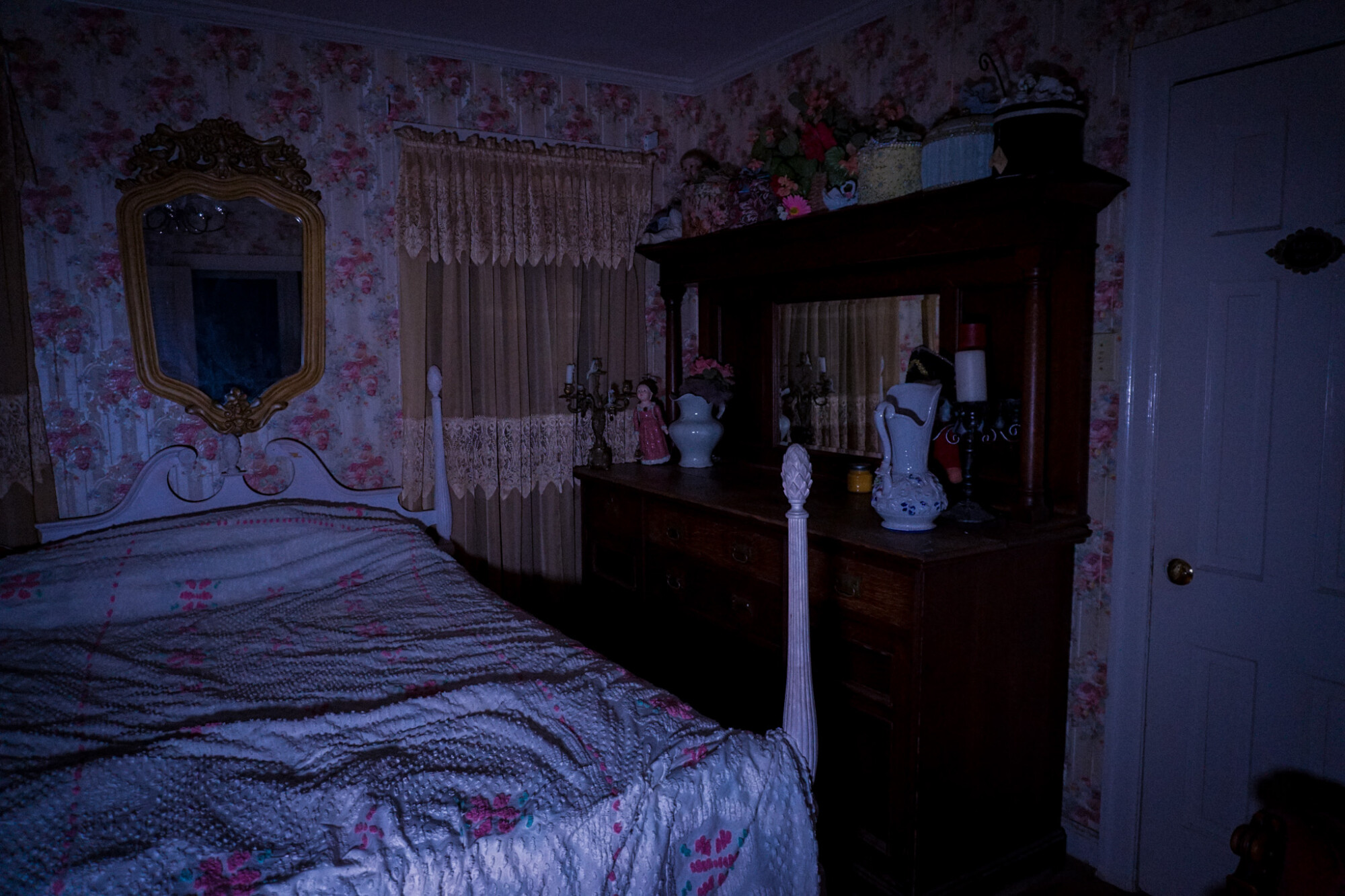 Hauntings of Victoria's Black Swan Inn - Amy's Crypt