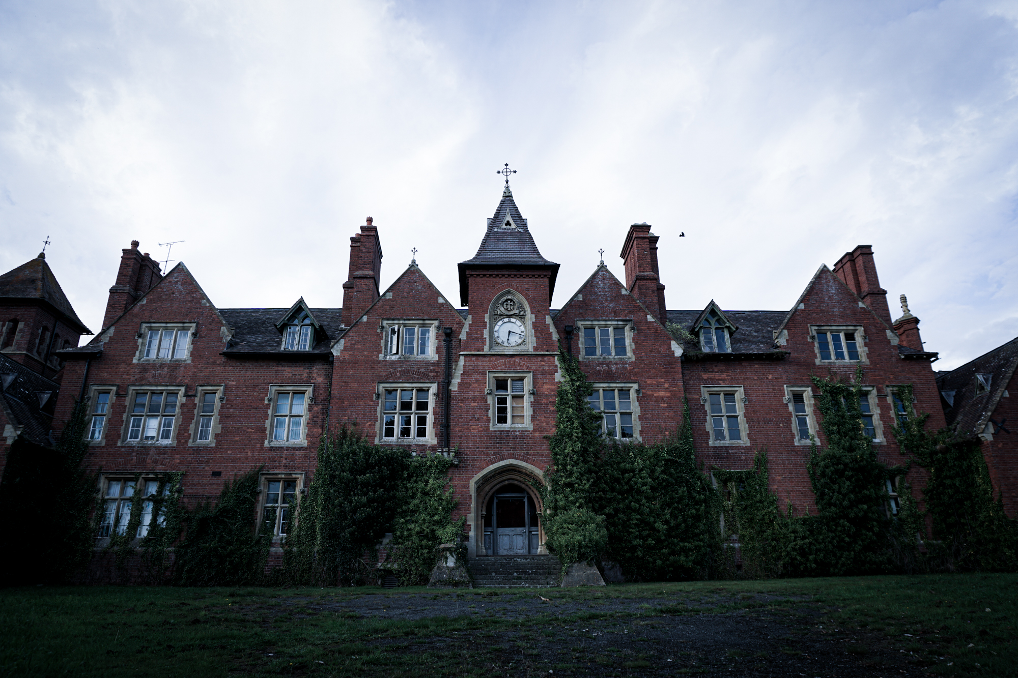 Haunting secrets of the George Jarvis School - Amy's Crypt